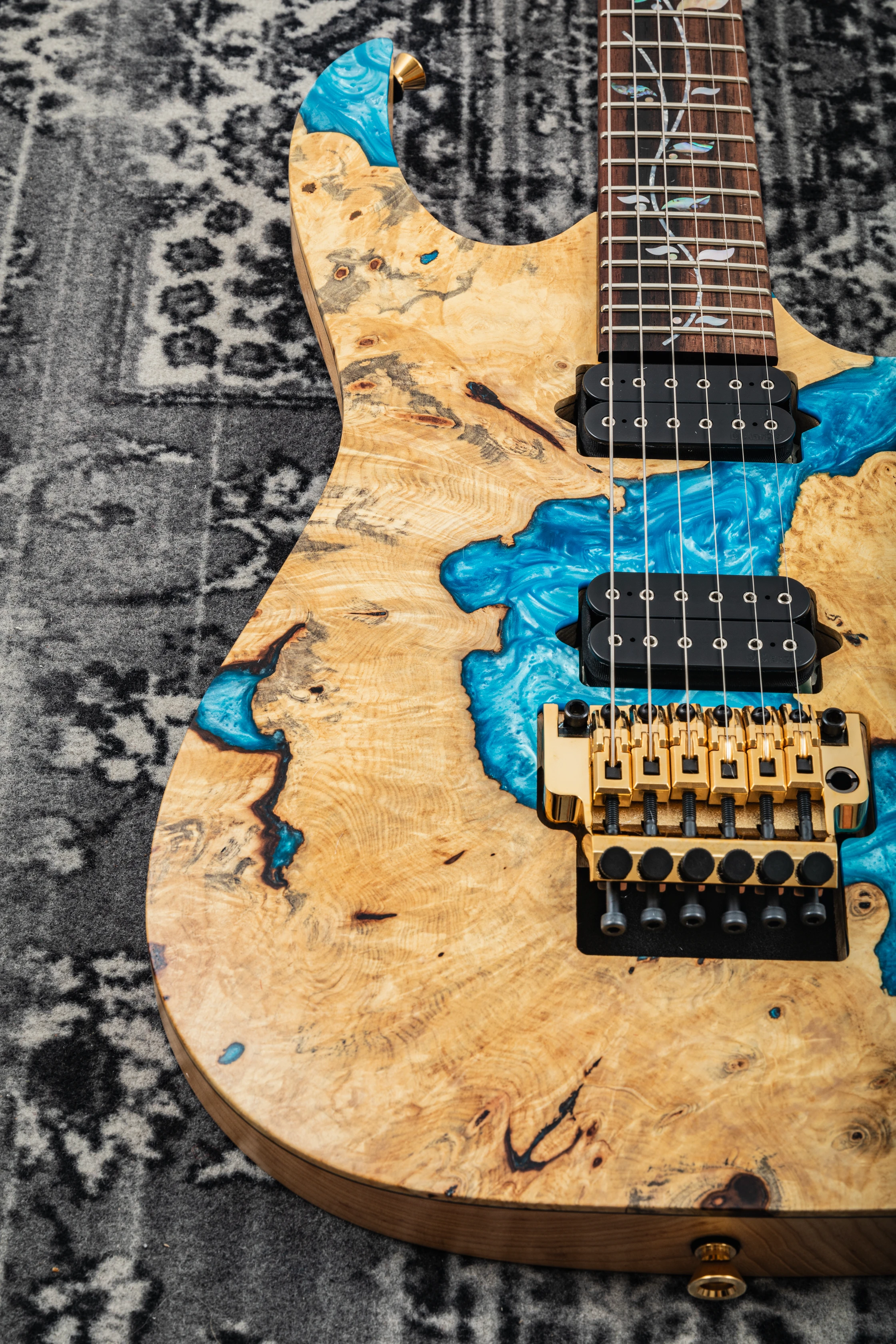 Custom Shop E-Gitarre: Ibanez J-Custom RG23S01 Limited Edition - buckeye burl & blue resin top