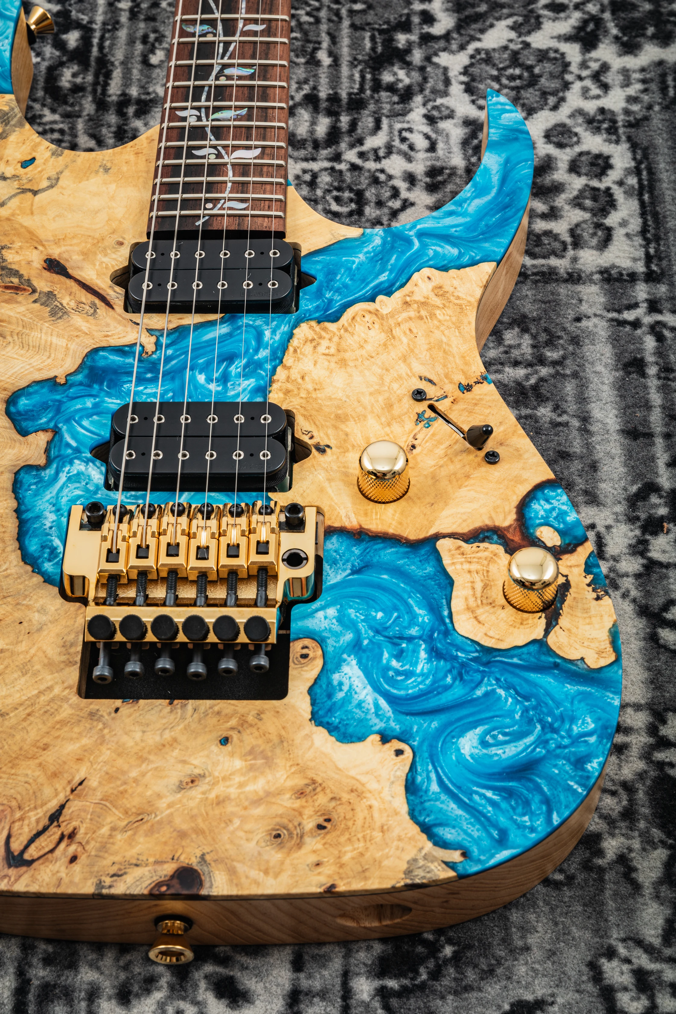 Custom Shop E-Gitarre: Ibanez J-Custom RG23S01 Limited Edition - buckeye burl & blue resin top